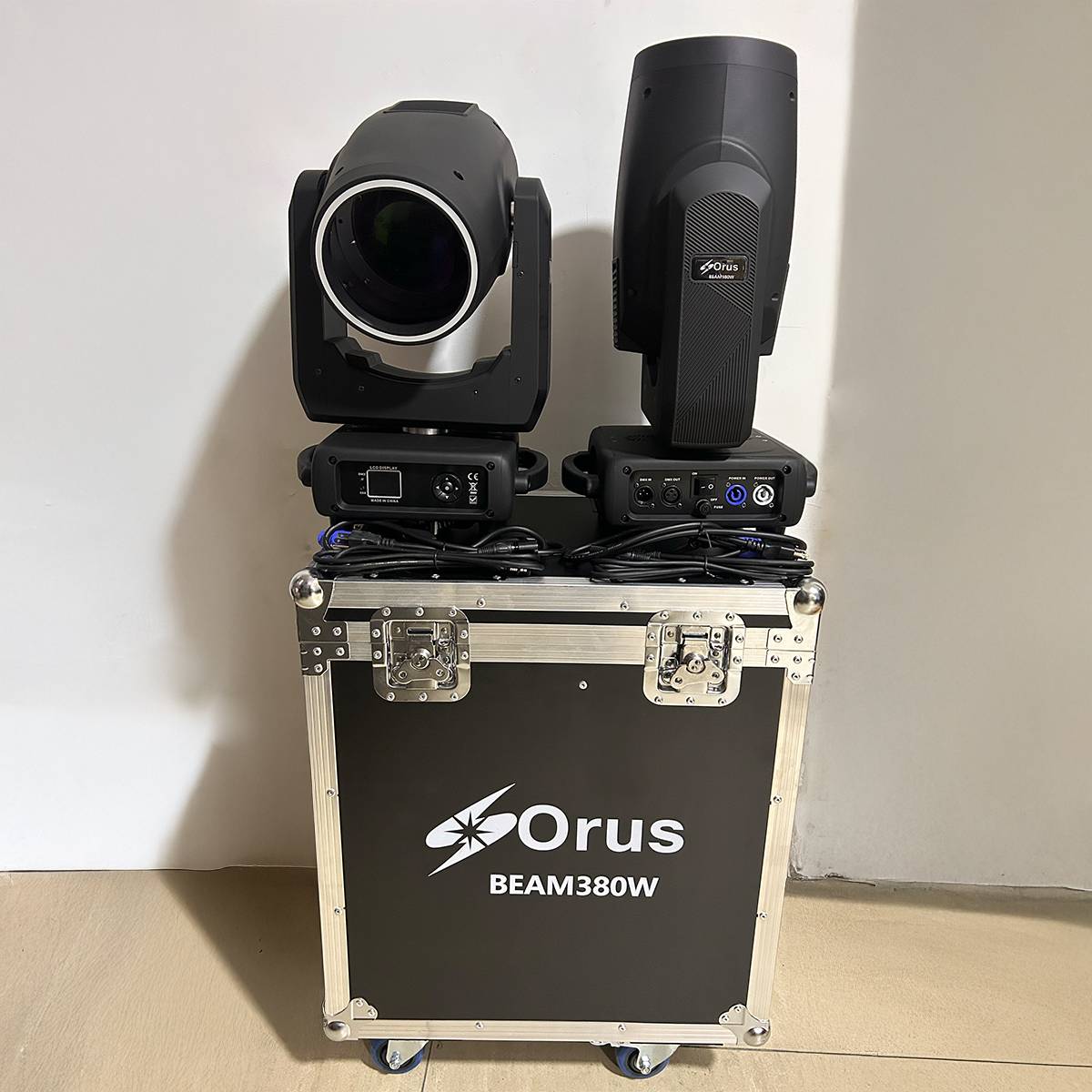 KIT 2 CABEZAS MÓVILES ORUS BEAM 380W + FLIGHTCASE - ALCALED PERÚ